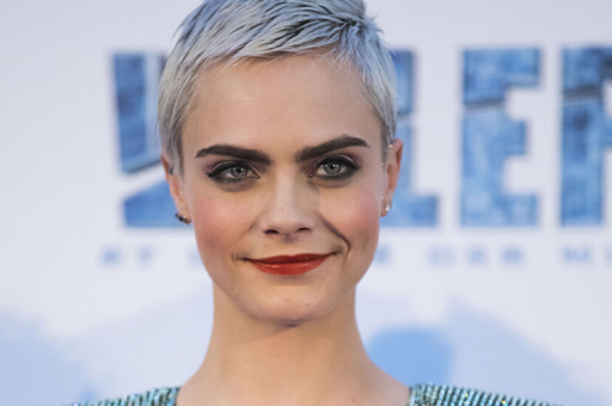 Descubre los mejores cortes de pelo canoso para mujer 50 años