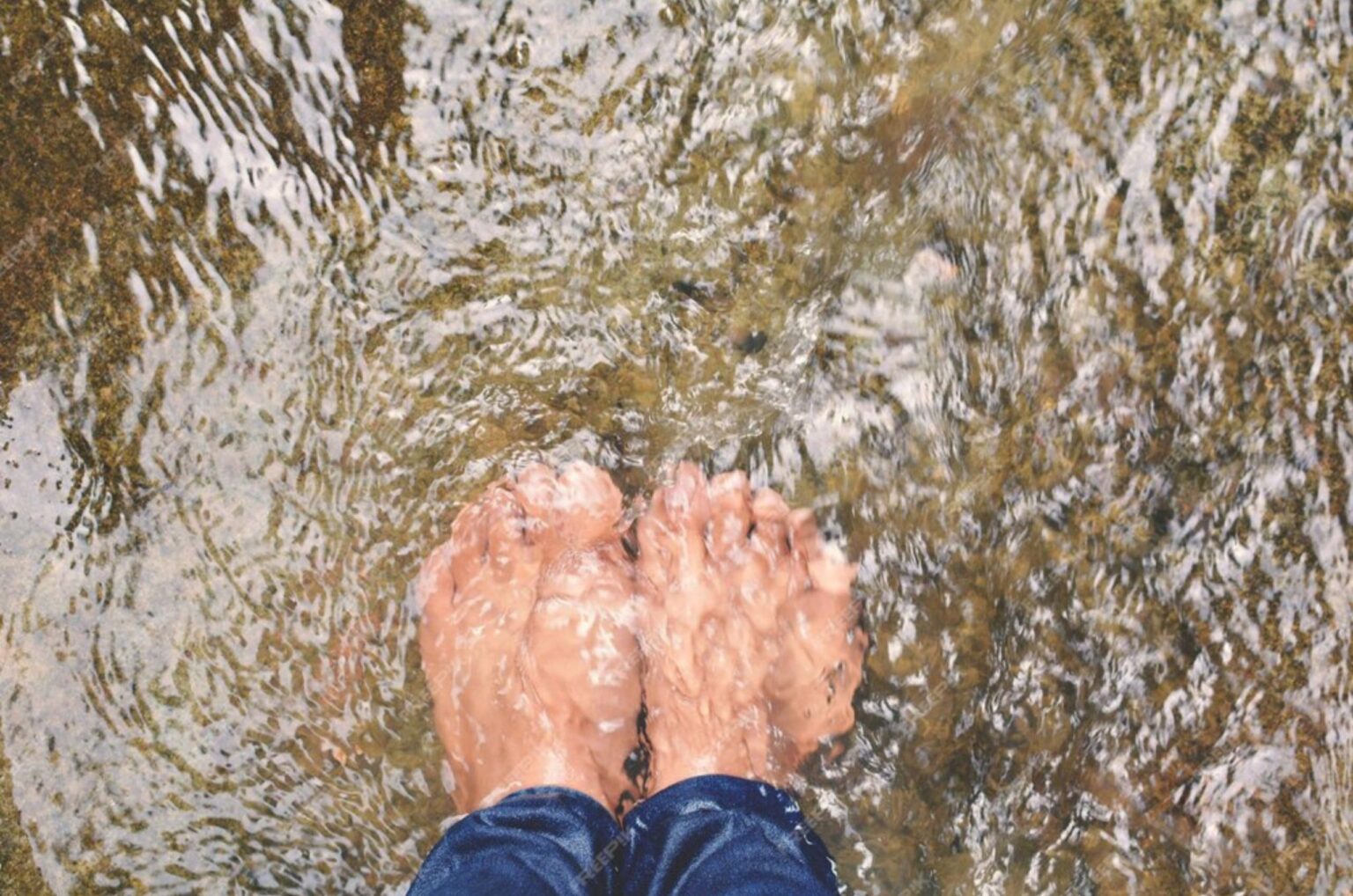 Pies morados en personas mayores, ¿qué significan? - Durcal Blog